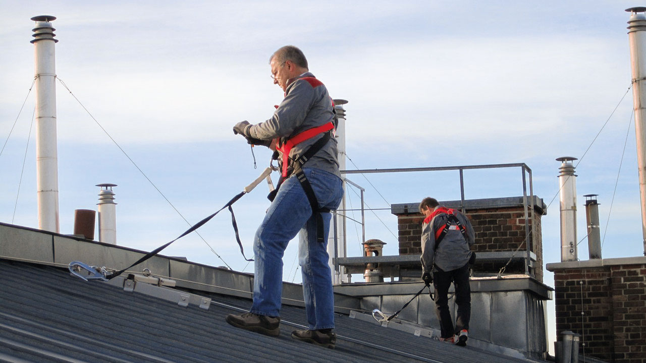 Schlecht gesichert am Dach in Bauen, Österreich @ diybook.at