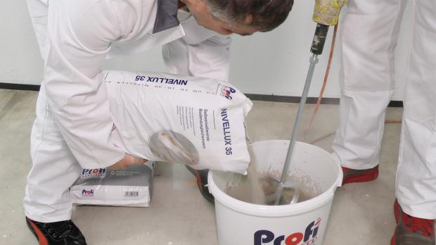 Bodenausgleichsmasse richtig verarbeiten - Anleitung @ diybook.at