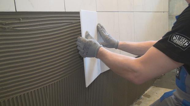 Fliesen legen - Eine Wand halbhoch verfliesen - Anleitung @ diybook.at