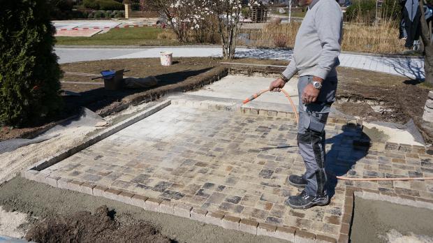 Gartenplatz pflastern - Anleitung & Tipps @ diybook.at